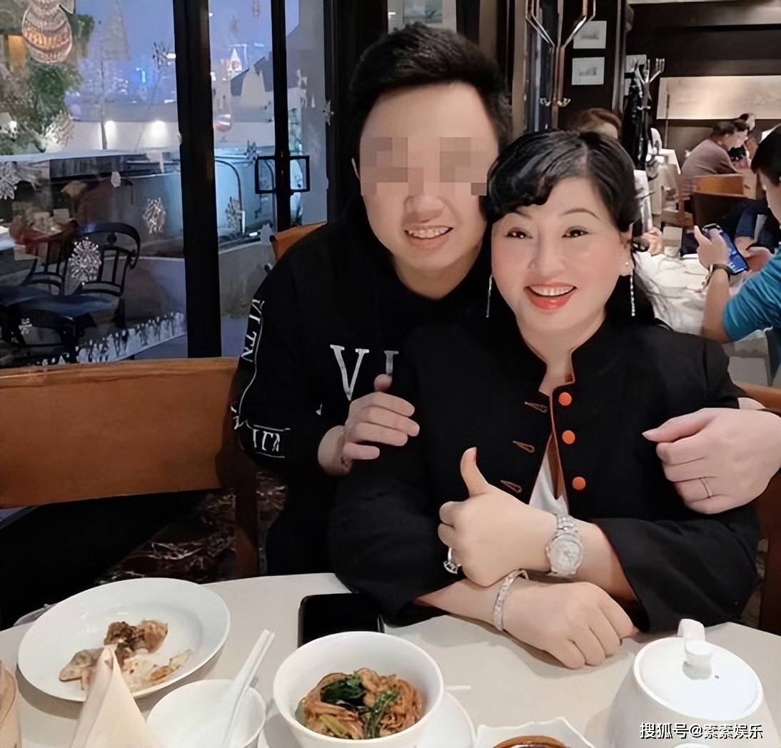 蔡天凤前婆婆正面照曝光,戴翡翠项链和儿子一起庆祝生日 前夫 家人 公公