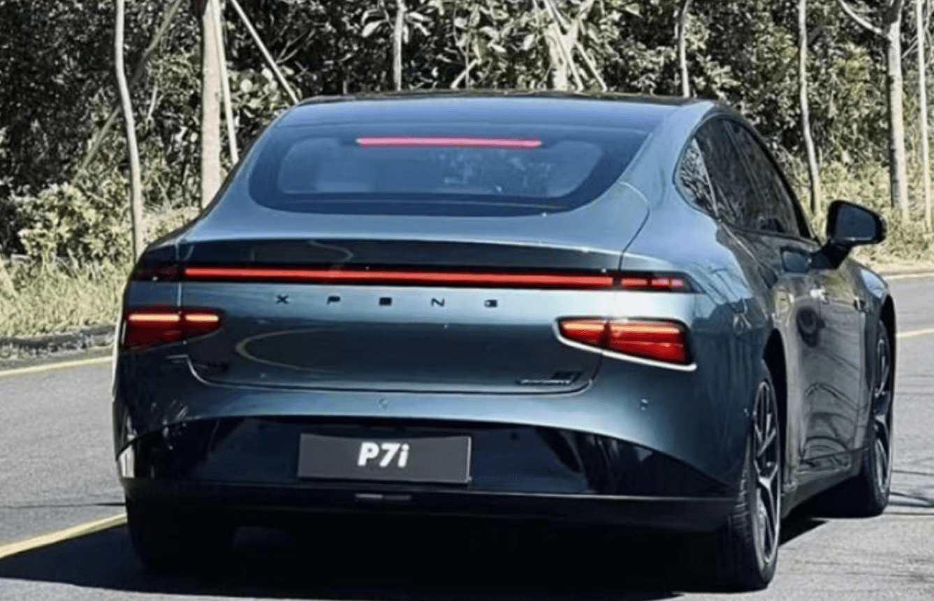 新款小鹏P7现身，墨绿涂装更运动，白色内饰更高级，续航700km？_搜狐汽车_搜狐网