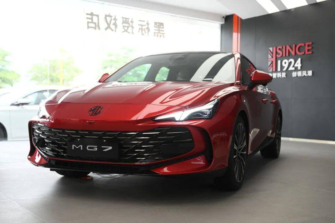 2.0T 261匹 405牛，中型车还带电动尾翼！实拍全新MG7_搜狐汽车_搜狐网