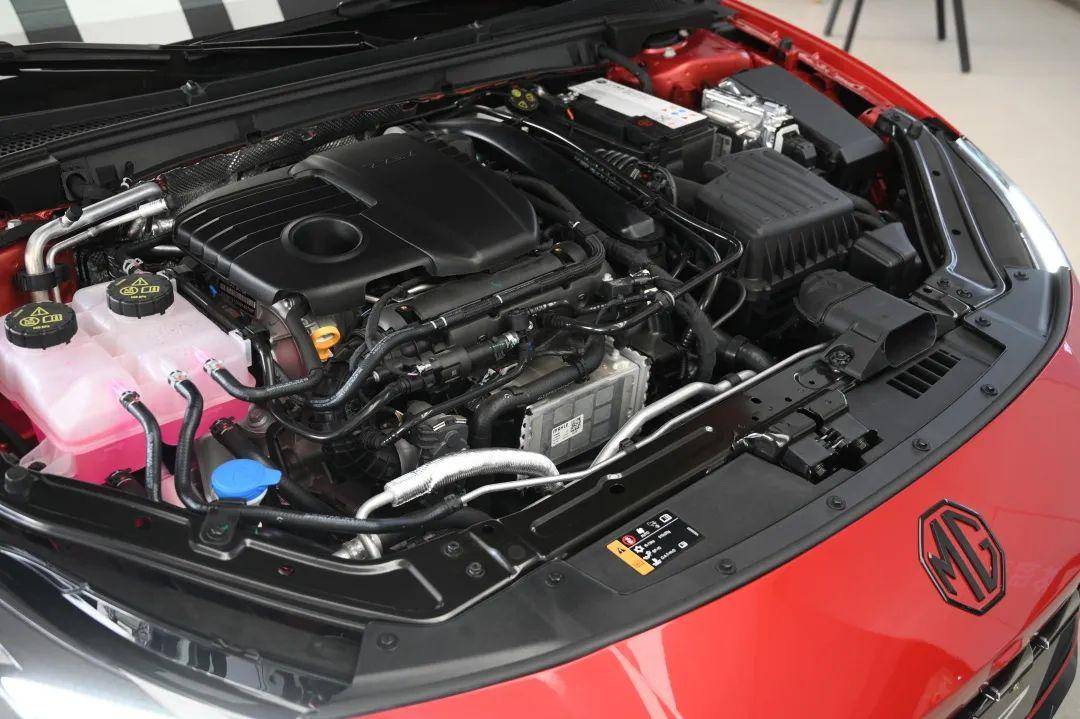 2.0T 261匹 405牛，中型车还带电动尾翼！实拍全新MG7_搜狐汽车_搜狐网