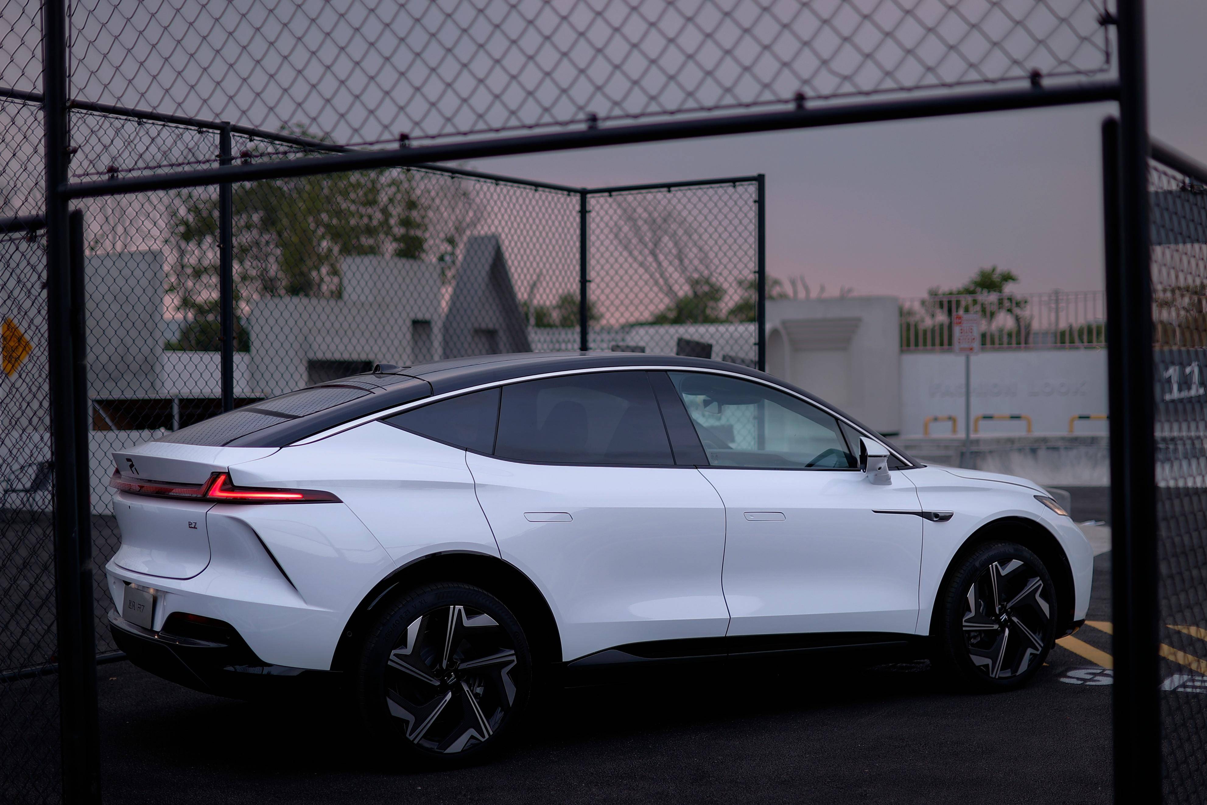 飞凡“新战将”R7，3.8s破百，续航606km，好看还不贵_搜狐汽车_搜狐网