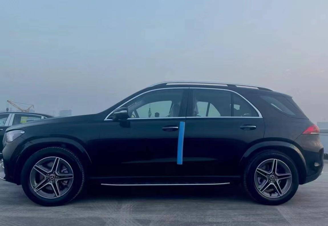 23款奔驰GLE450豪华型实拍，曜岩黑的车漆，恢弘大气，落地超94万_搜狐汽车_搜狐网