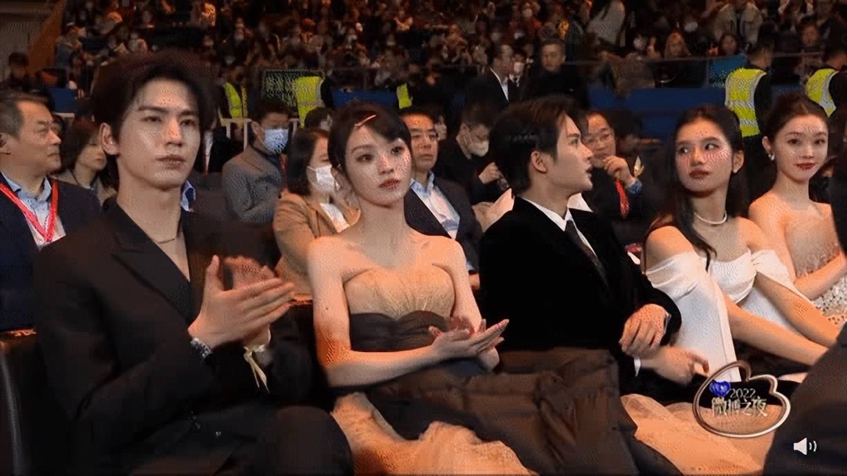 微博之夜：十大同框名场面，李现为热巴提裙子，唐嫣20分钟才进场-搜狐大视野-搜狐新闻