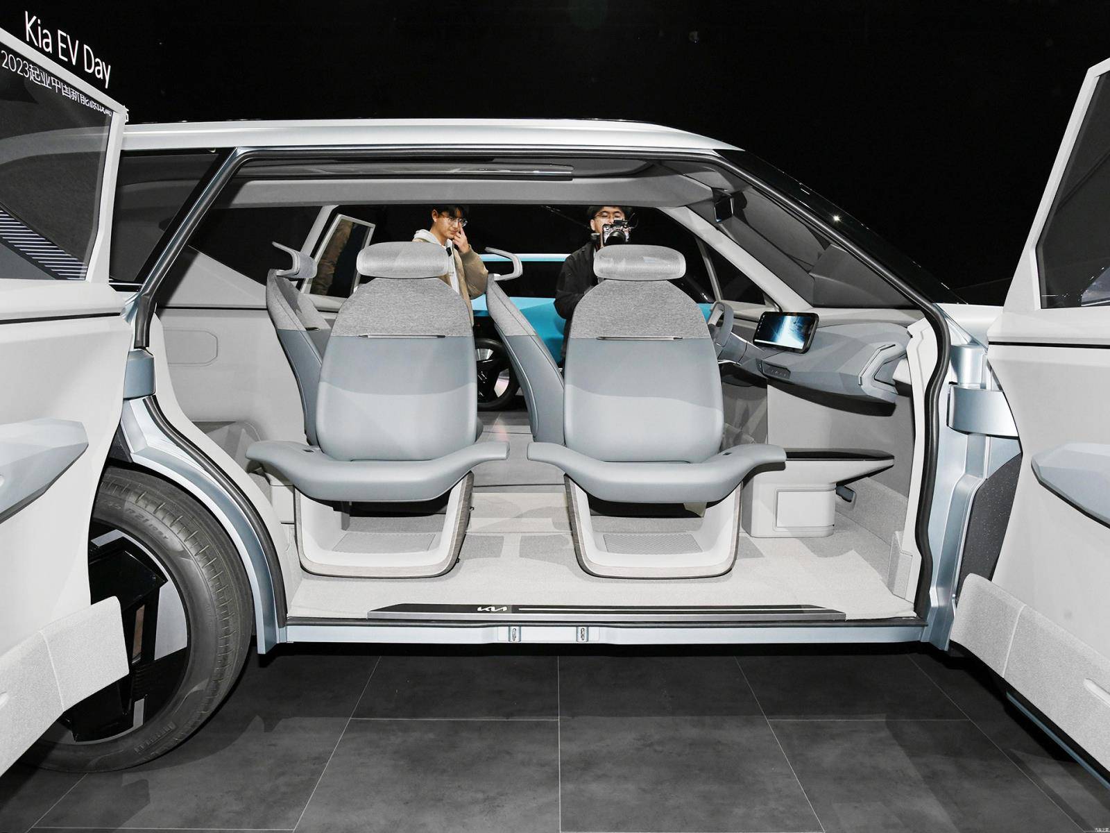 起亚EV5概念车首发亮相 续航超700km/量产版或将于今年11月推出_搜狐汽车_搜狐网