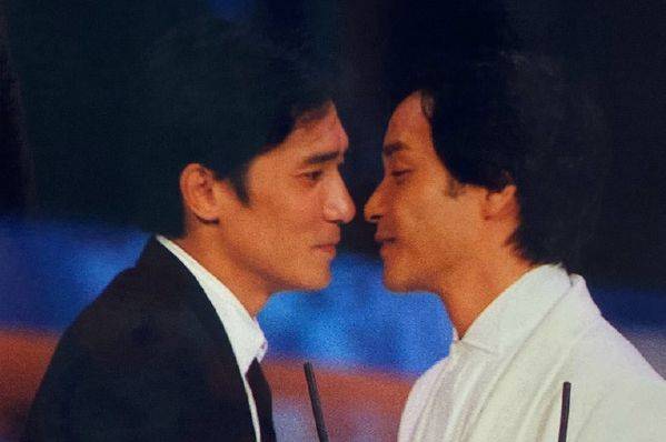 张国荣纪念演唱会！梁朝伟强颜欢笑，黎明哀伤，袁咏仪眼圈红红 - 娱乐八卦