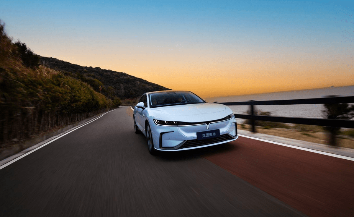 预售价32.29万起的岚图追光VS蔚来ET7，二者产品力表现如何？_搜狐汽车_搜狐网