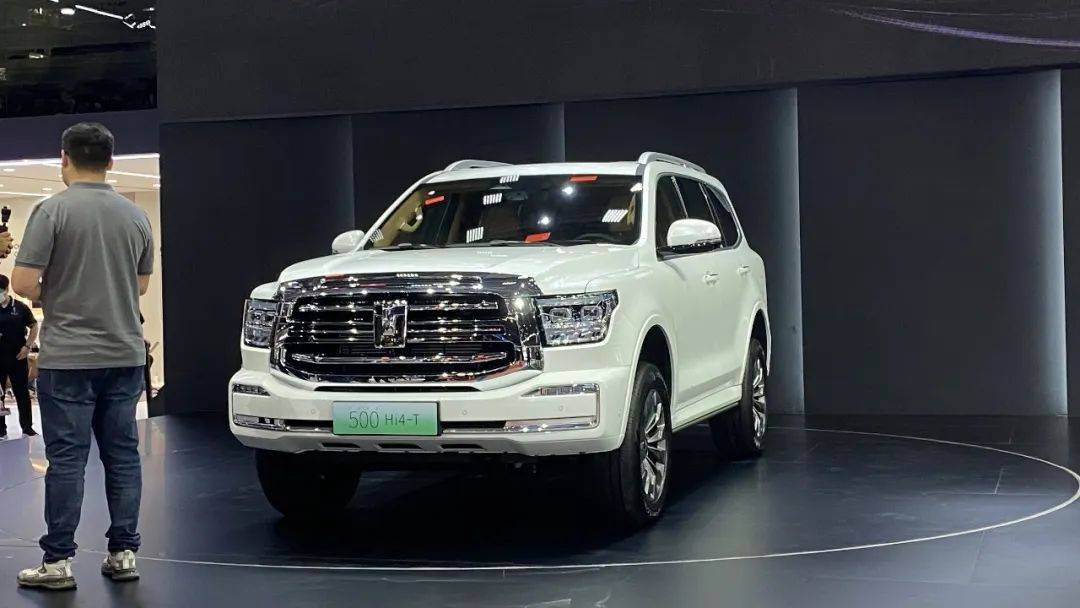 2.0T+9HAT，5米国产豪华硬派SUV“触电”，油耗仅4.4L，越野升级！_搜狐汽车_搜狐网