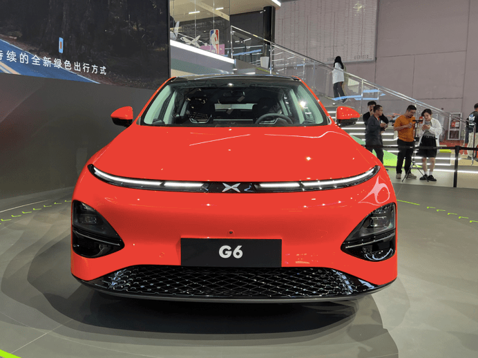 小鹏觉醒了！配XNGP和800V高压SiC平台，叫板Model Y，实拍G6_搜狐汽车_搜狐网