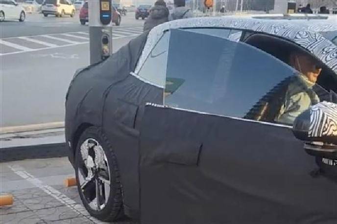 极氪CS1E路试谍照曝光，定位中型纯电轿车，售价若25万元内能火？_搜狐汽车_搜狐网