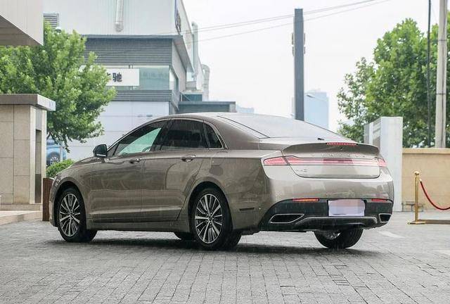 林肯MKZ和奥迪A4L哪个档次高？修车师傅：放一起对比就知道_搜狐汽车_搜狐网