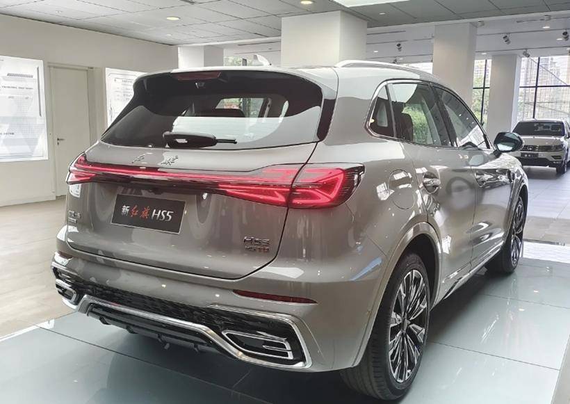 2023款红旗HS5到店，造型更气派，马力提升，还升级爱信8AT变速箱_搜狐汽车_搜狐网