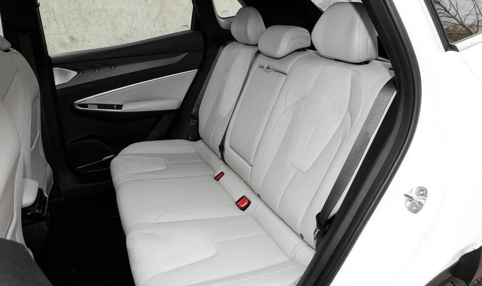 3月购车不到10万就有骁龙8155？入门7.9s破百，这款SUV够卷吗？_搜狐汽车_搜狐网