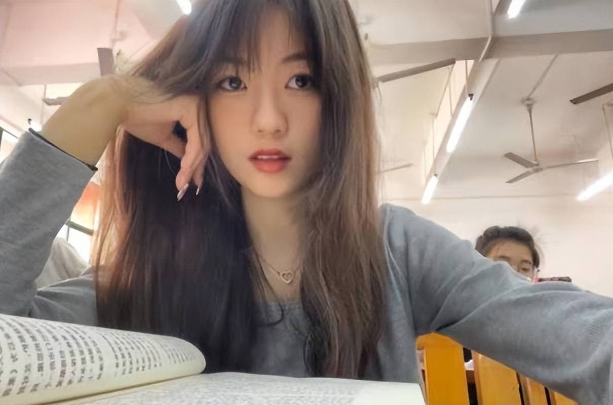 女大学生在公共浴室与男友直播,被发现后“激情开麦”,三观感人