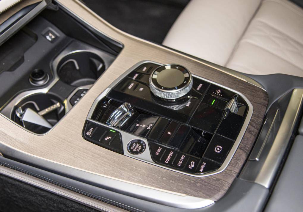 2023款宝马X7实车来了，配隐私玻璃，搭4.4T V8引擎，气场很强大_搜狐汽车_搜狐网