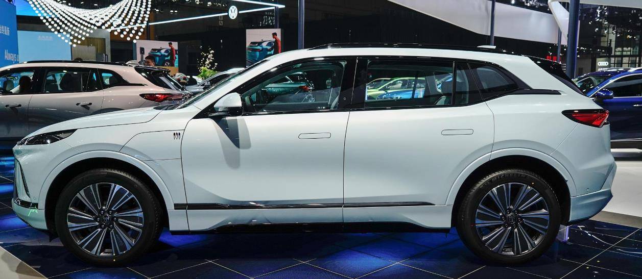 又大又豪华，轴距高达2954mm！20万级，配置拉满，别克E5_搜狐汽车_搜狐网