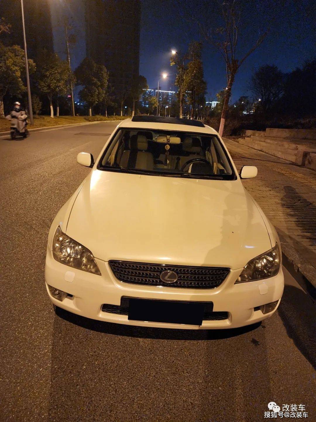 走街范的雷克萨斯IS200咬地鲨，白色车身+白铃的状态很是"烂仔"_搜狐汽车_搜狐网