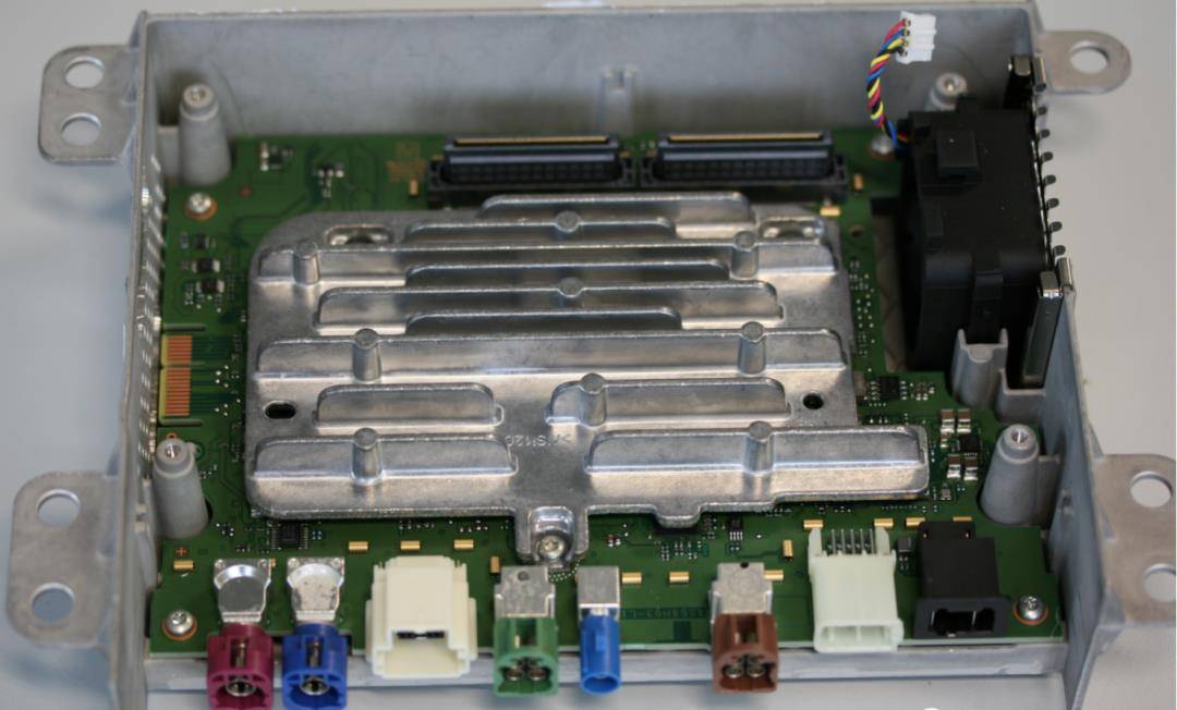 全球首发高通第四代座舱旗舰SA8295P量产车型：奔驰新E级_搜狐汽车_搜狐网