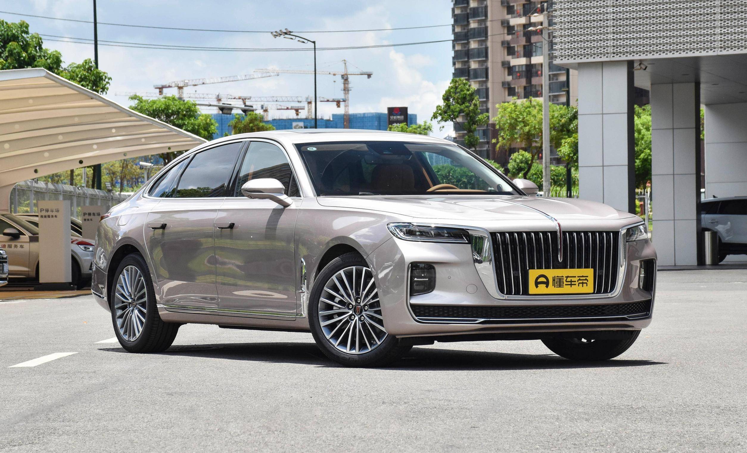 红旗H9外观漂亮，内饰豪华，比奥迪A6L尺寸更大，配2.0T发动机_搜狐汽车_搜狐网