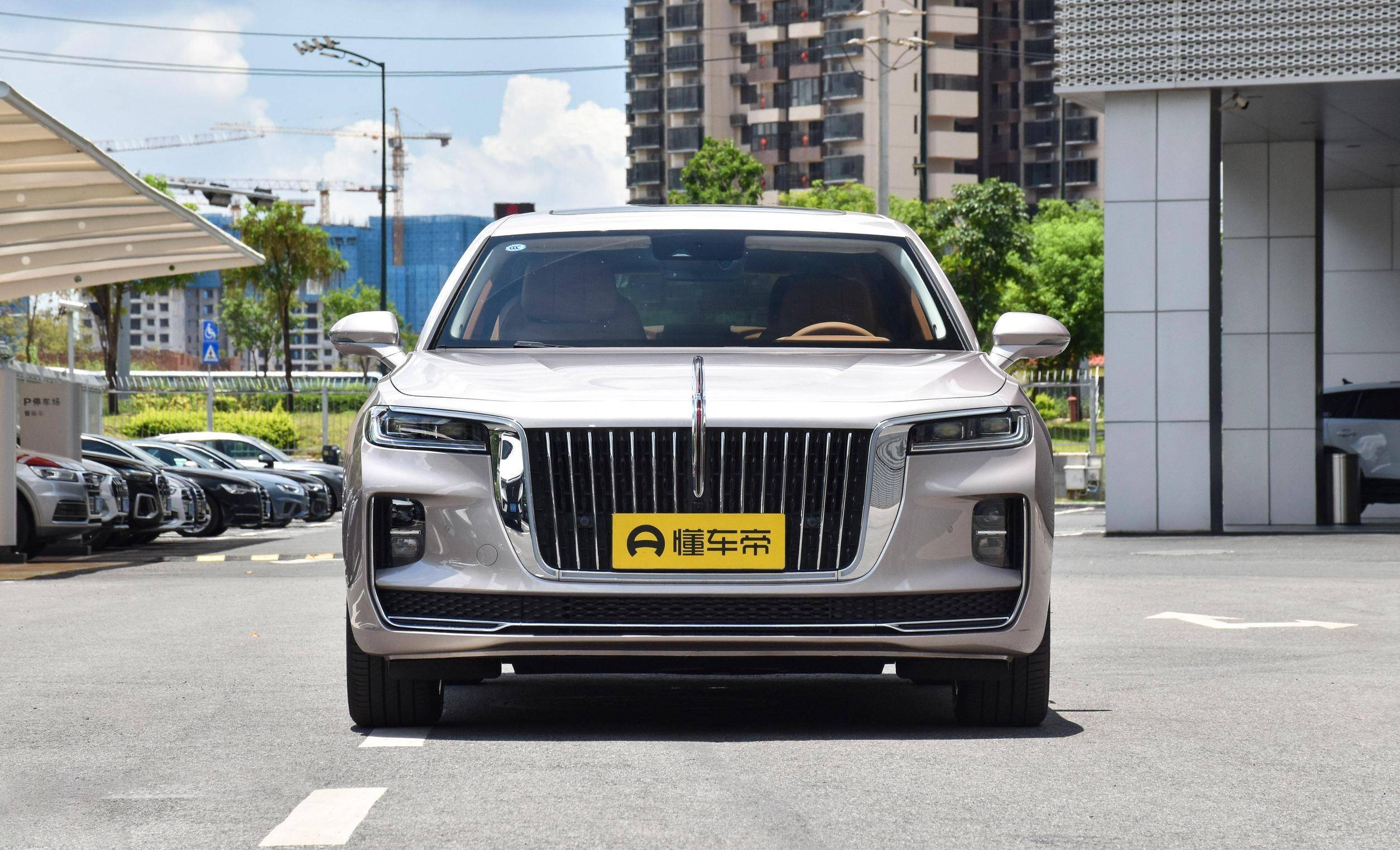 红旗H9外观漂亮，内饰豪华，比奥迪A6L尺寸更大，配2.0T发动机_搜狐汽车_搜狐网