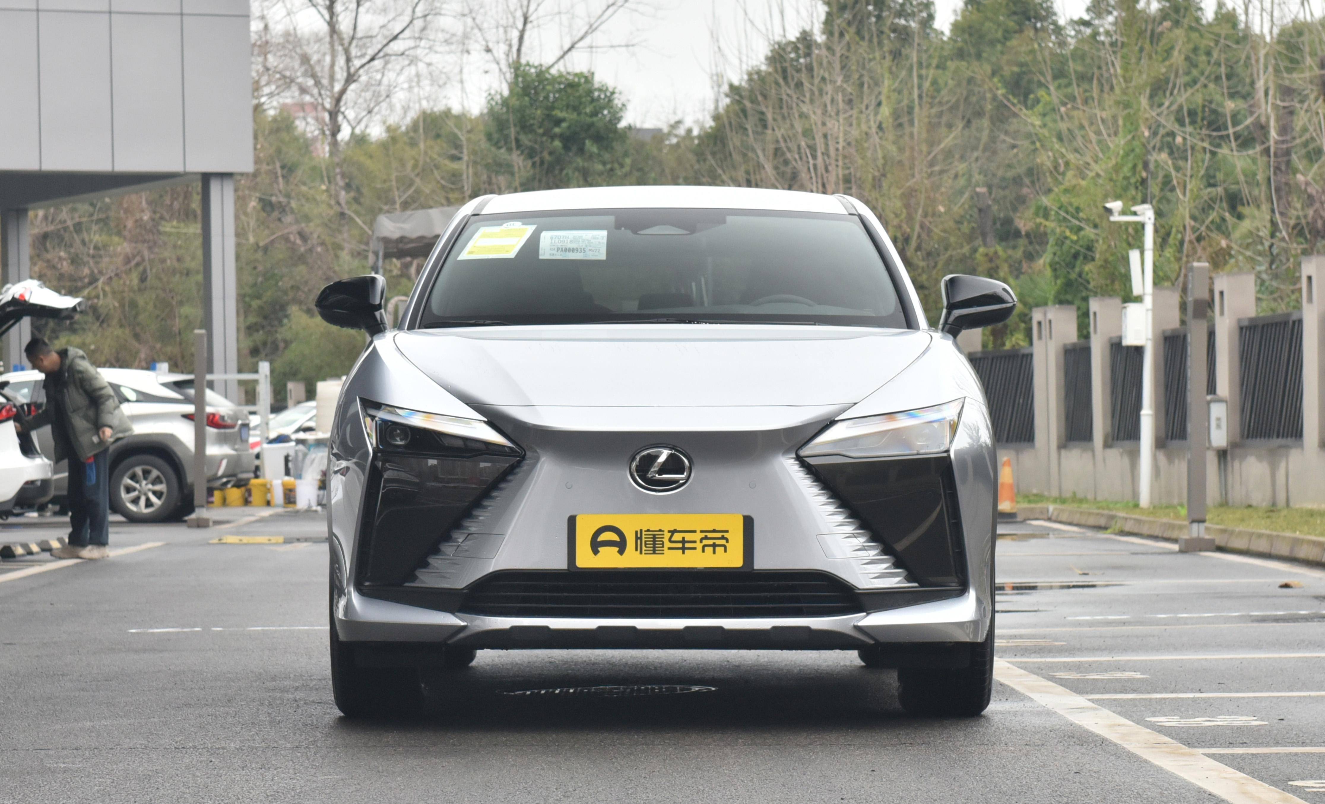 试驾测评雷克萨斯RZ，双电机四驱，纯电续航520KM，售价36.99万_搜狐汽车_搜狐网