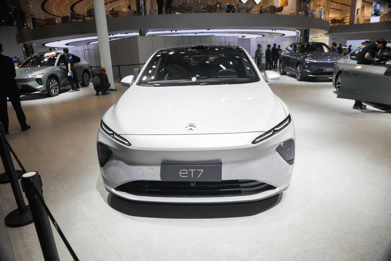 3万、10万、12.3万，岚图追光VS蔚来ET7，普通人该怎么选？_搜狐汽车_搜狐网