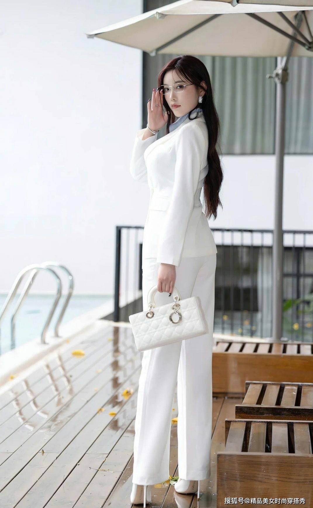 职场女性的必备单品——白色西装套装，让你在通勤中穿出范儿 -6parkbbs.com