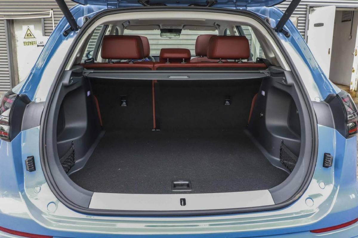 2.0T爆发252马力、标配8AT，红旗HS5这次爆改，真要平替BBA？_搜狐汽车_搜狐网