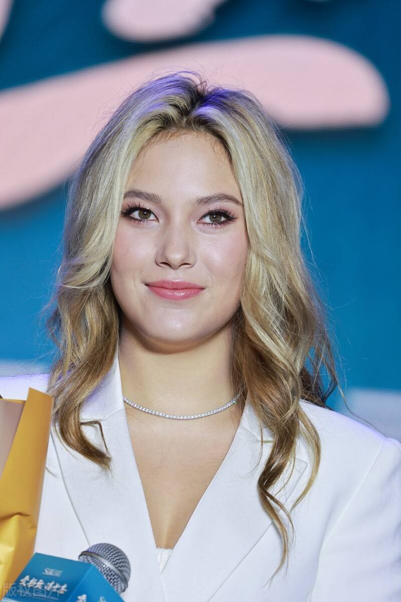 谷爱凌美出圈，白色套装显干练 -6parkbbs.com