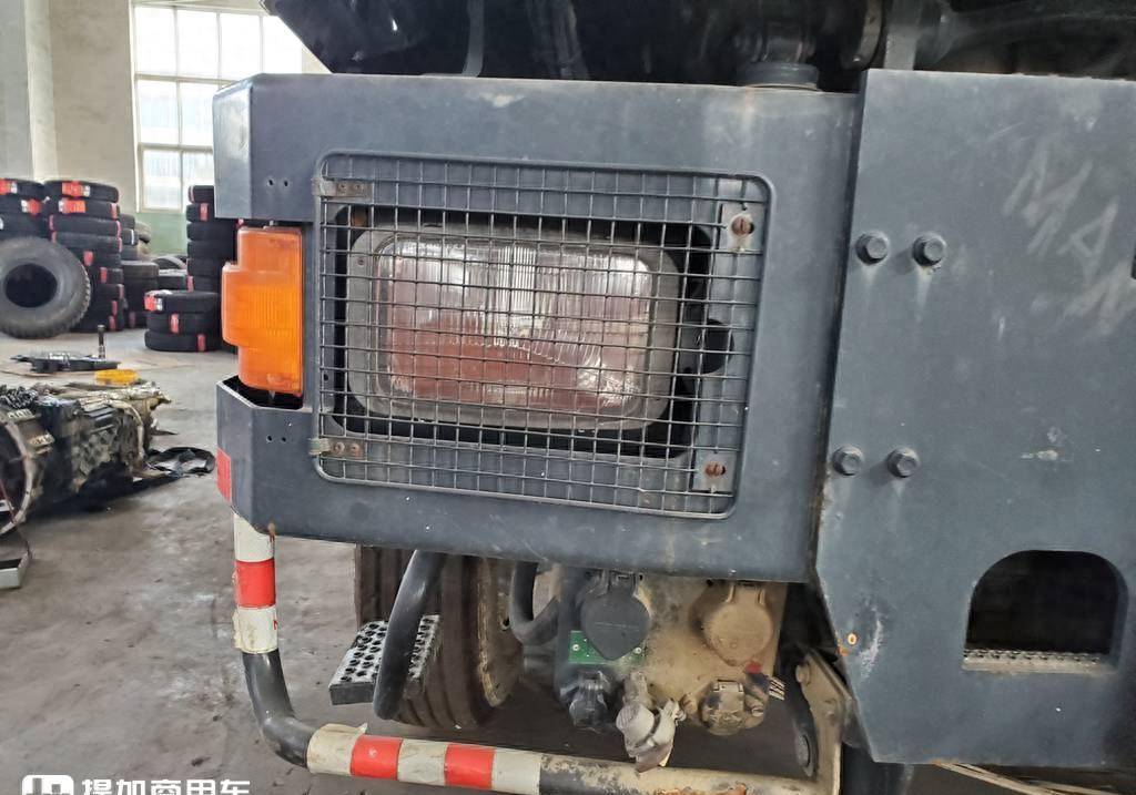 这台国外曼F2000大件牵引车，还在存活，实拍再带你领略它的魅力_搜狐汽车_搜狐网
