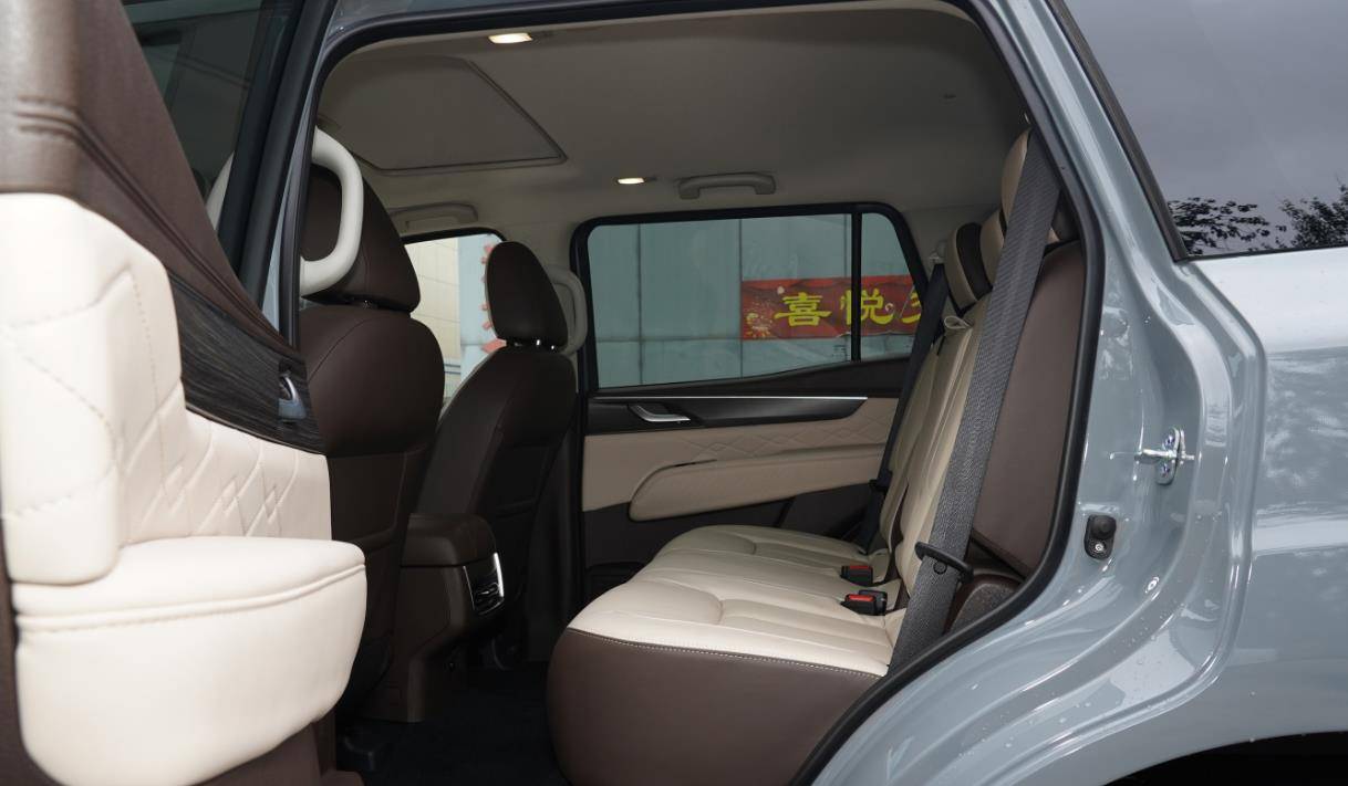 售价16.98万起，三菱2.0T+采埃孚8AT，全新日产帕拉丁上市_搜狐汽车_搜狐网