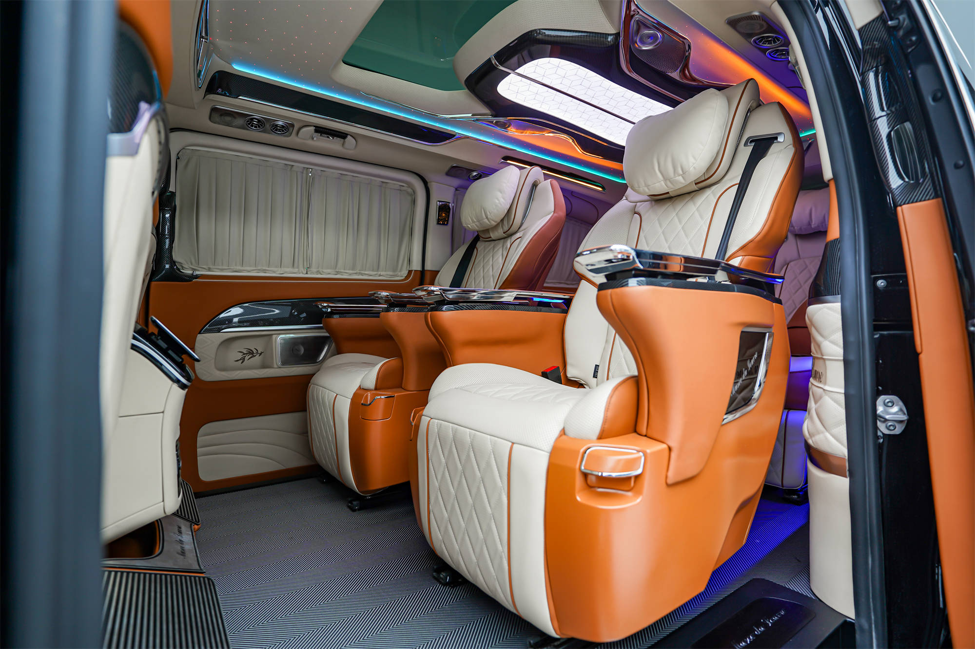 细节更显奢华尊贵，全新奔驰V260L商务车卢浮宫版高端7座MPV实拍_搜狐汽车_搜狐网