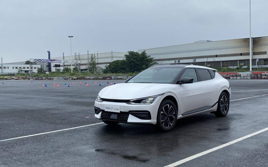 赛道试驾起亚EV6 GT，风驰电掣的感觉真刺激，不愧是纯电性能王者_搜狐汽车_搜狐网