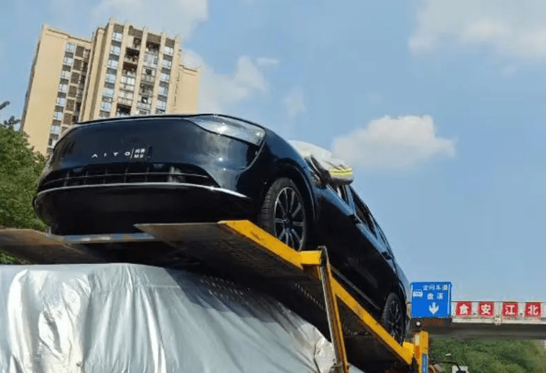 问界M9实车曝光 定位大型SUV 预售价50-60万_搜狐汽车_搜狐网