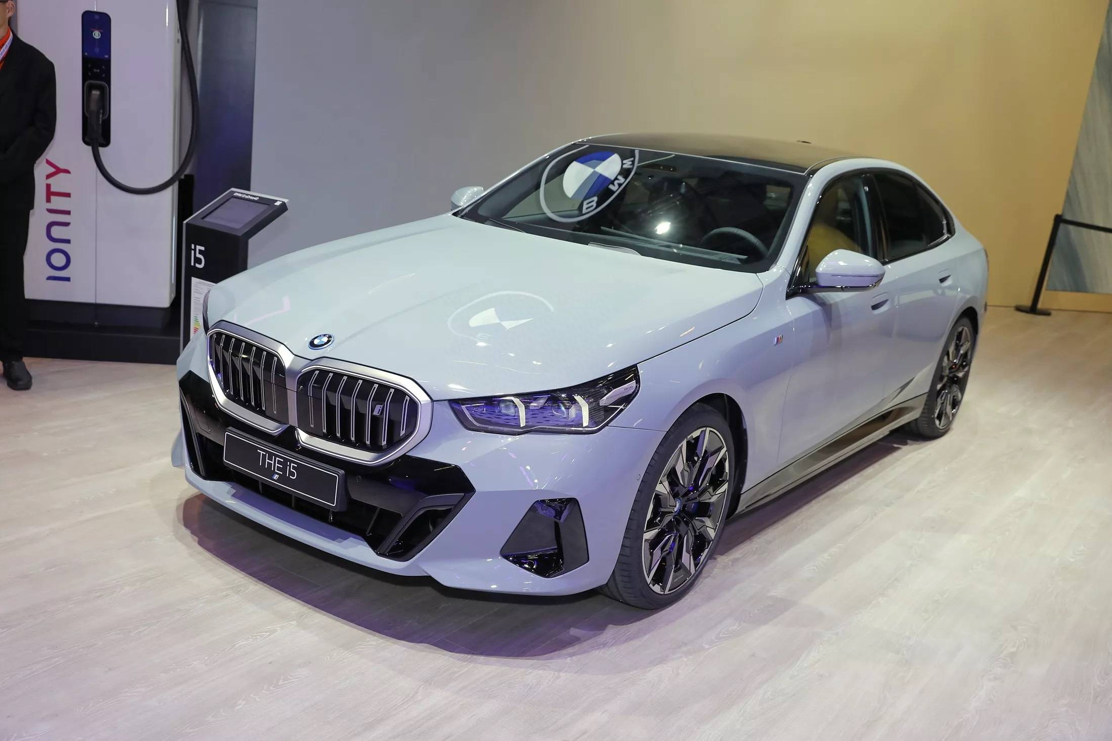 是不是油改电？全新宝马i5实车亮相 这颜值你心动了吗_搜狐汽车_搜狐网