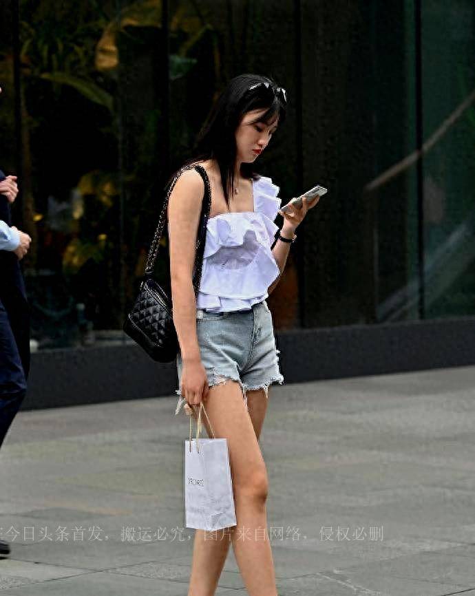 露出大腿秀身材，太养眼了！去了成都，发现满街都是“短裤短裙” -6park.com