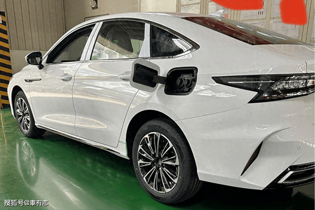 奇瑞风云A8现身街头，颜值高，配1.5T插混动力，百公里油耗仅为1L_搜狐汽车_搜狐网