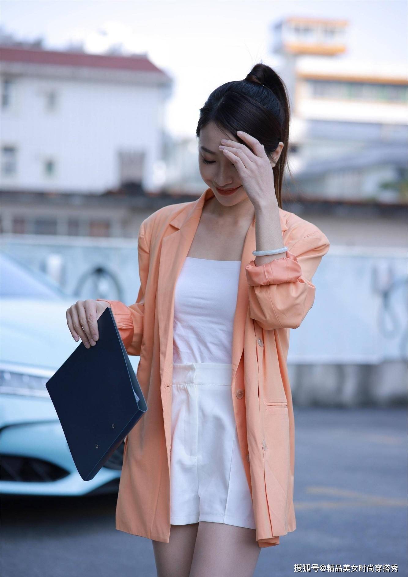 白色吊带背心+短裤外搭一件橘色的西装外套清新俏皮又时尚干练 -6parkbbs.com