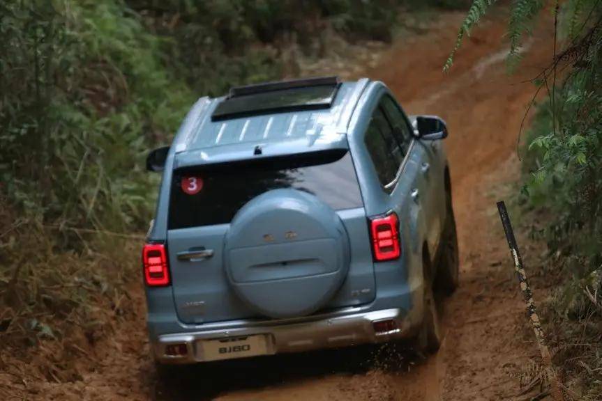 专业越野兼顾旅途舒适 30万内买啥车？揭秘BJ60越野场地试驾感受_搜狐汽车_搜狐网