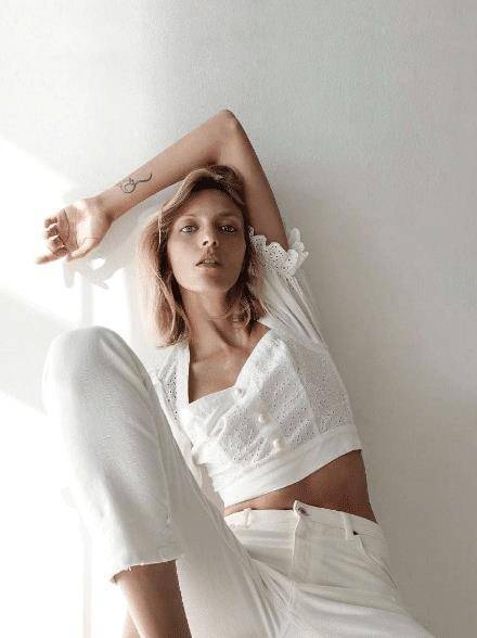 Anja加入自拍阵营，完成新系列拍摄，居家亦这般潇洒撩人_黑色_镂空_白色