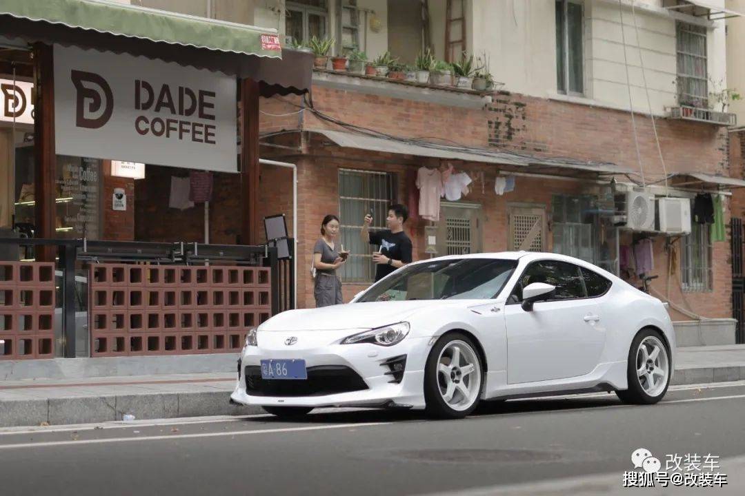 竞技走街风的丰田86，白色车身+白色轮毂的状态很有JDM范_搜狐汽车_搜狐网