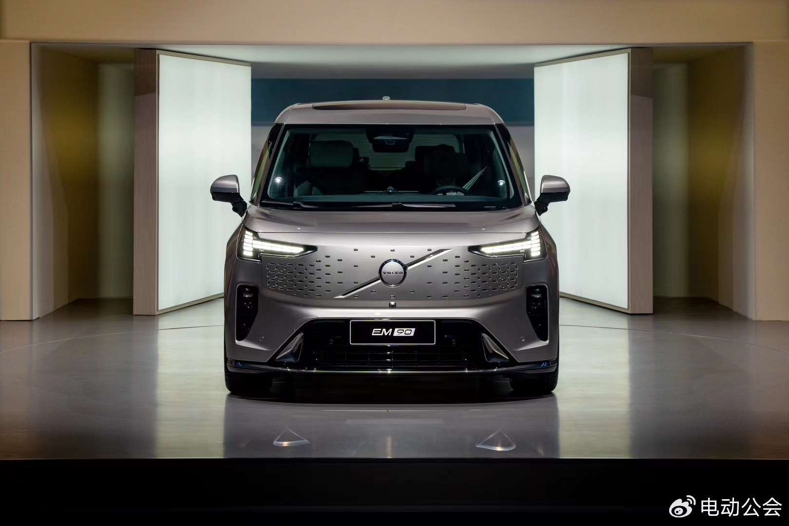 沃尔沃EM90上市，售81.80万元，最贵纯电MPV有何不同？_搜狐汽车_搜狐网
