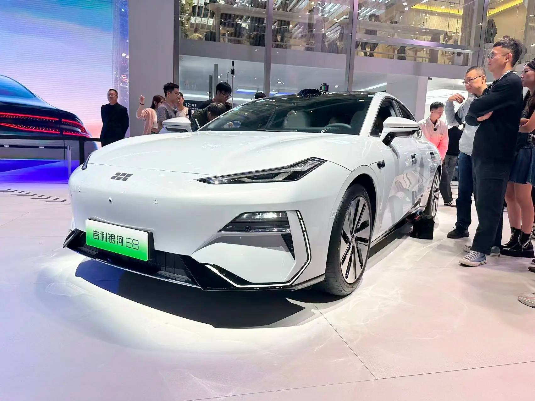 吉利银河E8发布，配45英寸超大屏、800V闪充，零百加速3.49秒_搜狐汽车_搜狐网