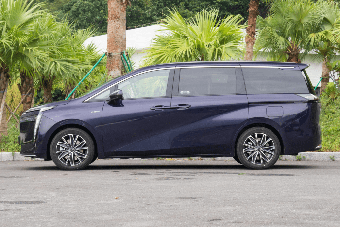 家用插混MPV上市，比艾力绅便宜7万，第三排能放平，150km续航_搜狐汽车_搜狐网