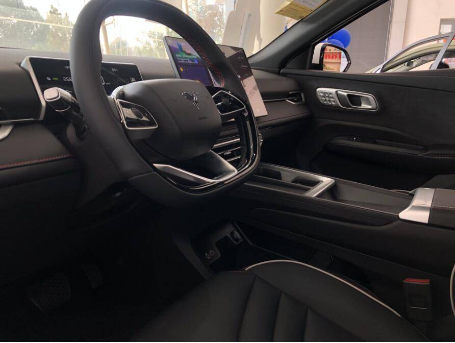 比元PLUS更香 标配8155+15.6英寸大屏，实拍哪吒X_搜狐汽车_搜狐网