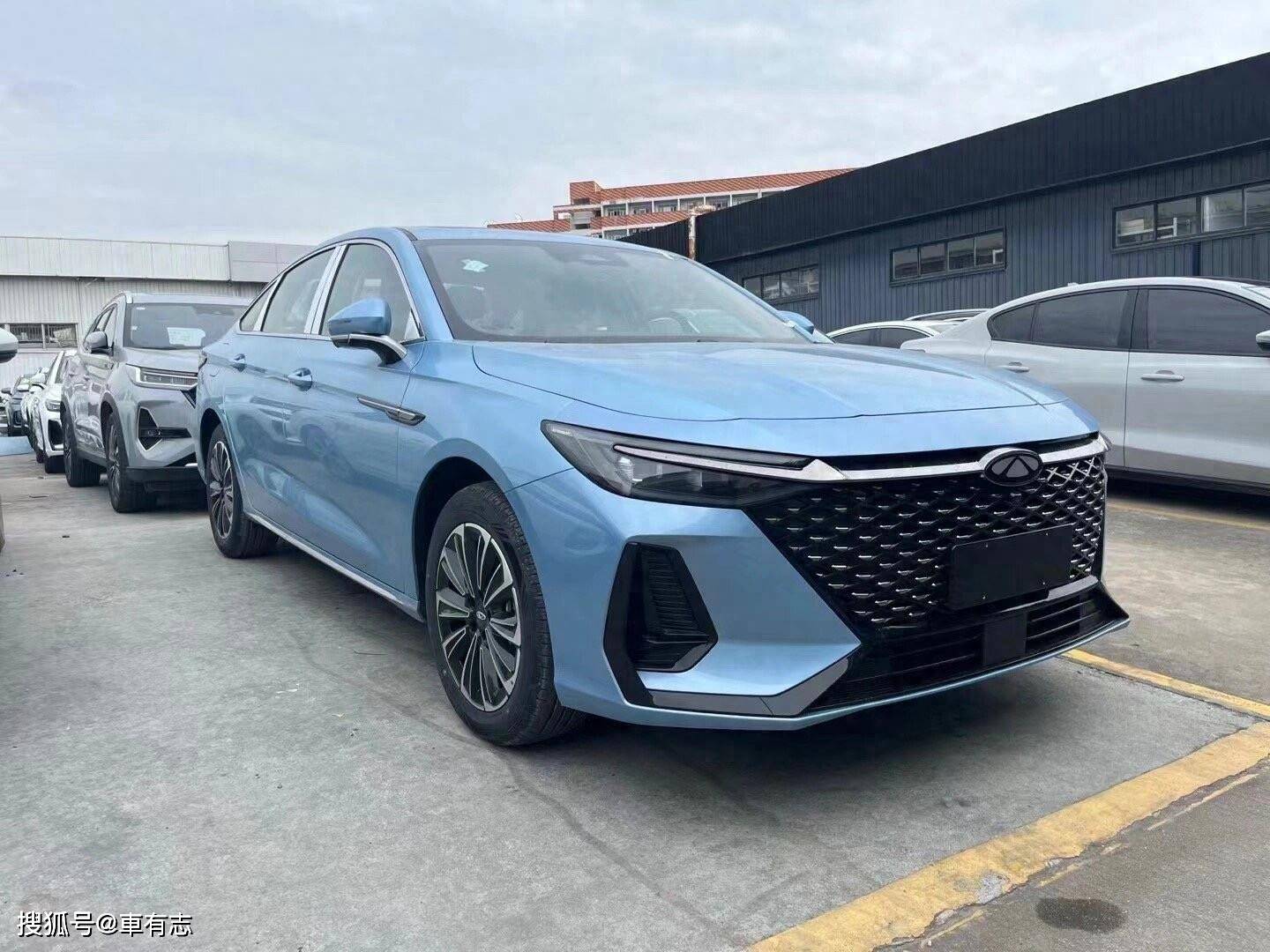 奇瑞风云A8实车到店，外观很运动，搭载1.5T插混动力，百公里1L油_搜狐汽车_搜狐网