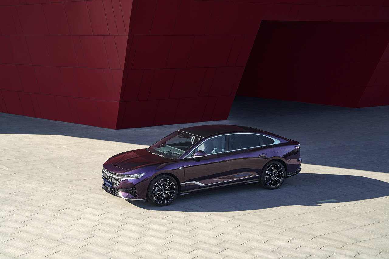 对飚“BBA”，25.28万元起岚图追光PHEV上市_搜狐汽车_搜狐网