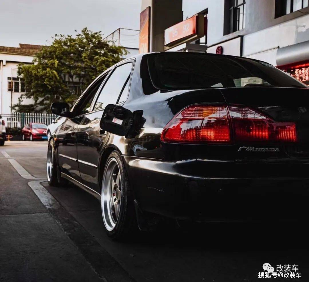 SPOON涂装加持的本田雅阁CG5，让这辆"老家伙"看起来很暴力_搜狐汽车_搜狐网