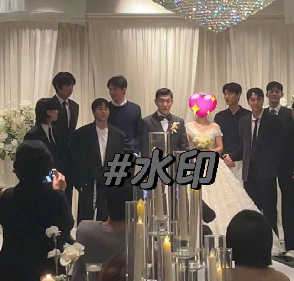 EXO八位成员参加经纪人婚礼 帅哥们久违同框合影-搜狐大视野-搜狐新闻