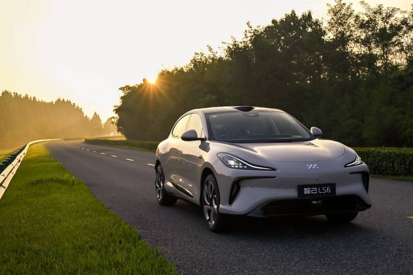 既要性能，又要智能 ——试驾智己LS6_搜狐汽车_搜狐网