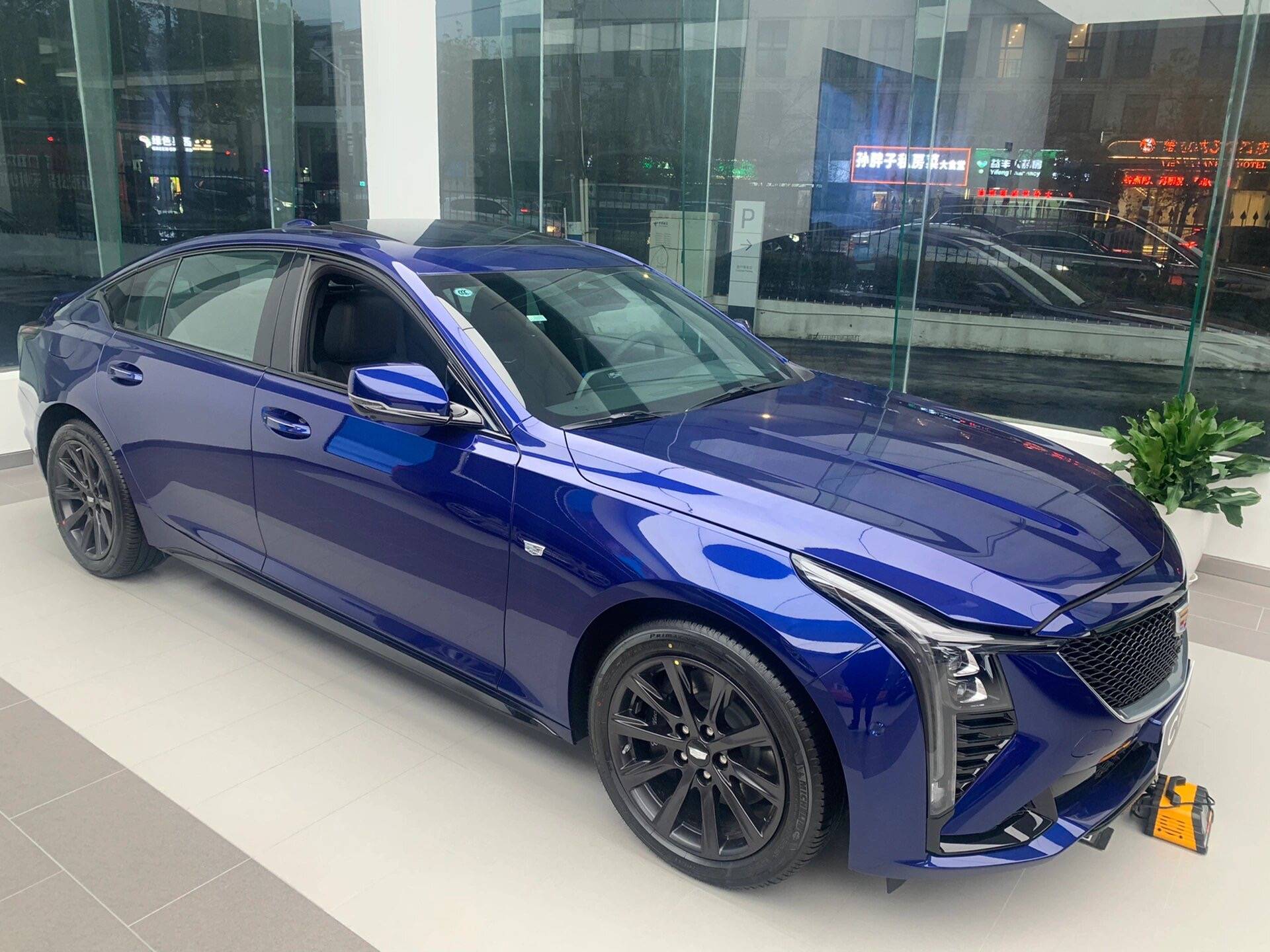 新款凯迪拉克CT5配置曝光，入门双联屏+16扬AKG音响，配电磁悬挂_搜狐汽车_搜狐网